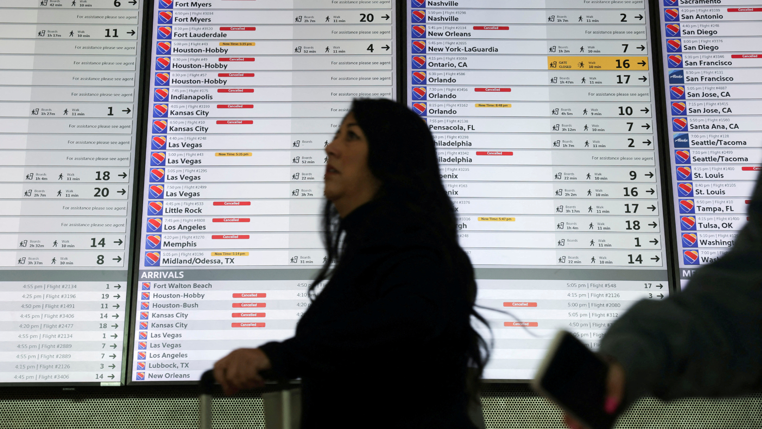 Southwest Airlines is sued for not giving refunds after meltdown | Inquirer