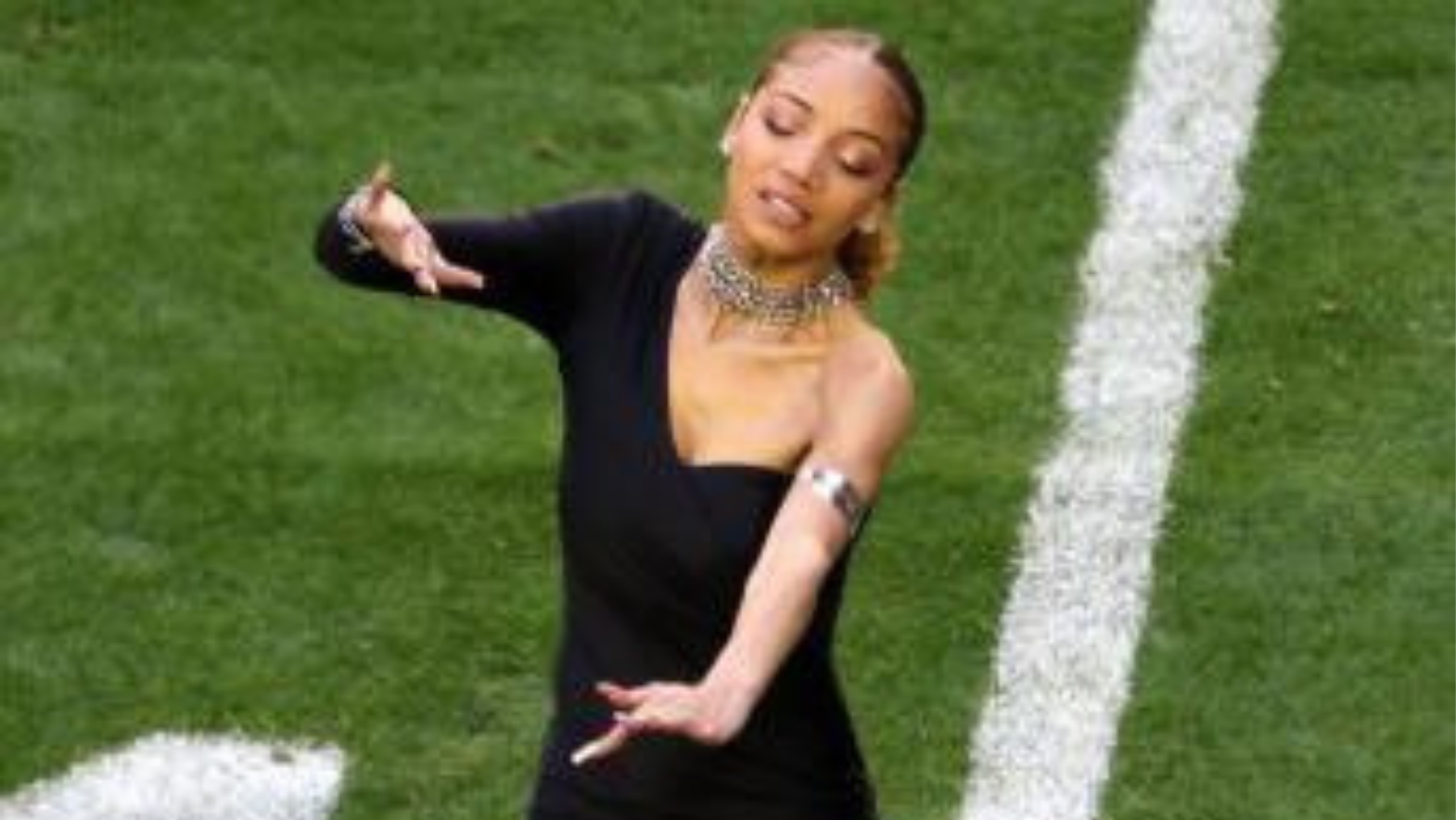Rihanna's Sign Language Interpreter Steals the Show: Here's Why | Inquirer