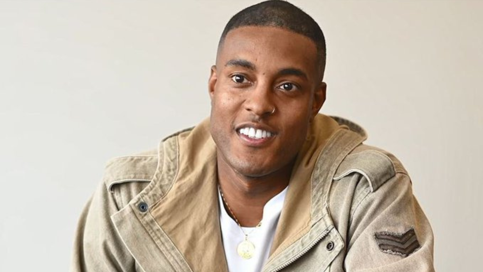 The Most Swiped-Right Tinder User, Now Helps Others Find Love