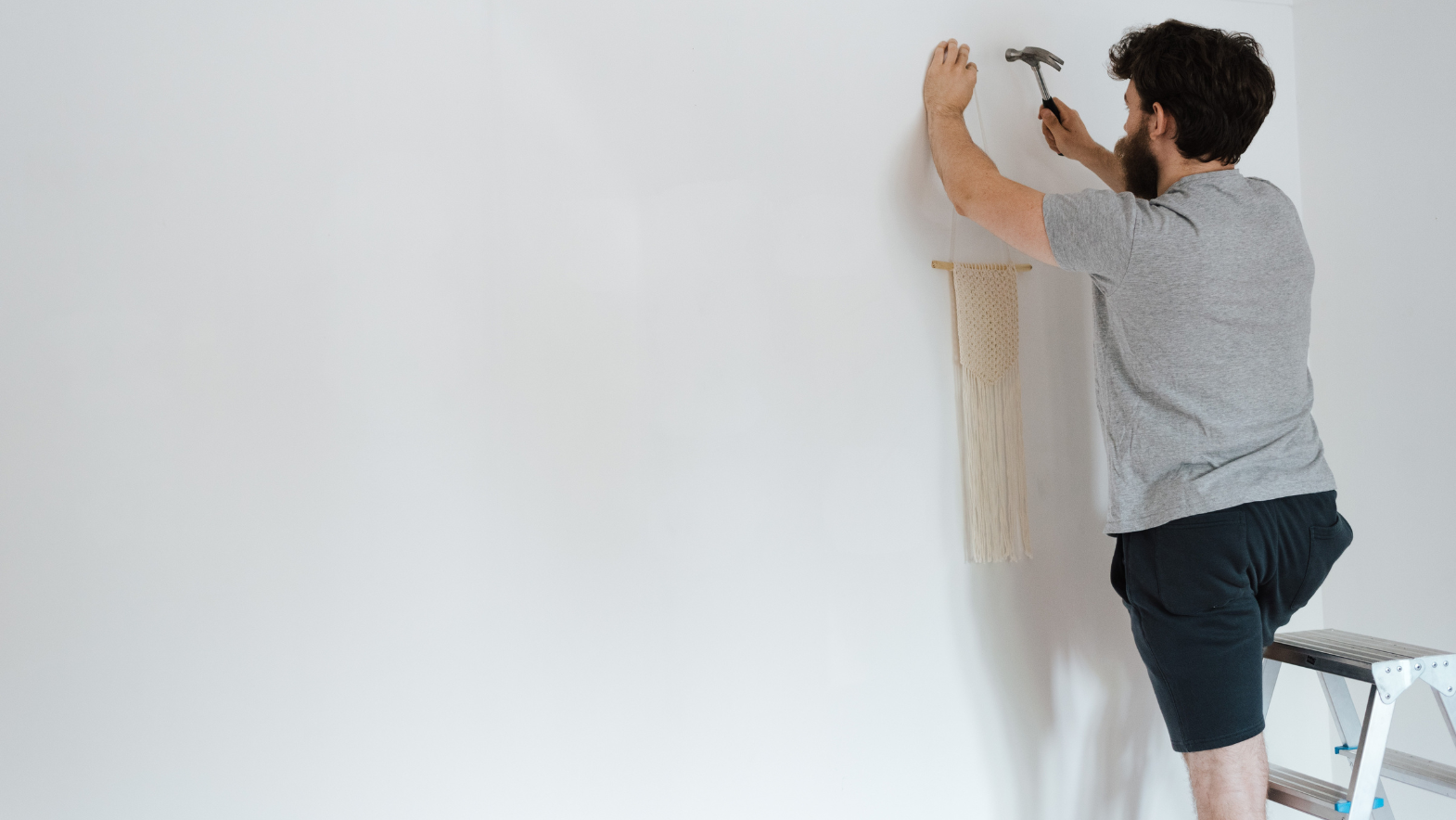 DIY Home Decor: 10 Essential Tools for Successful Projects