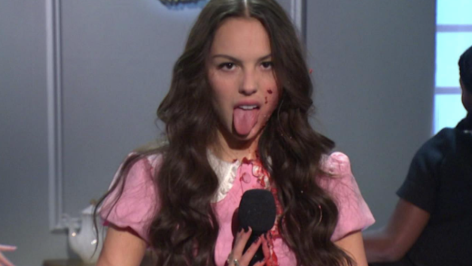 Olivia Rodrigo smudged a cake on her face at ‘Saturday Night Live’