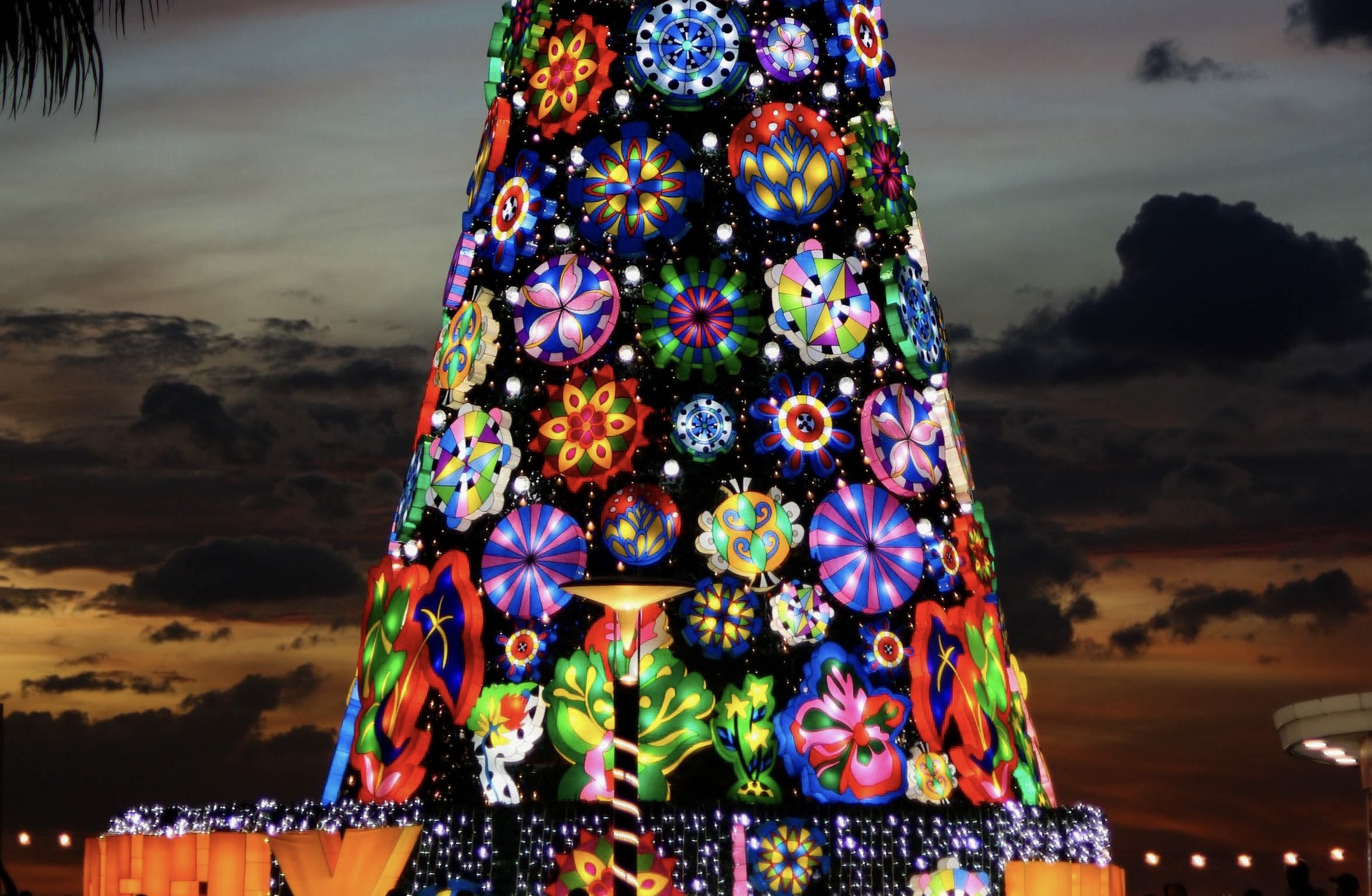 Parols keep Pinoy Christmas alive in Seafood City, Waipahu