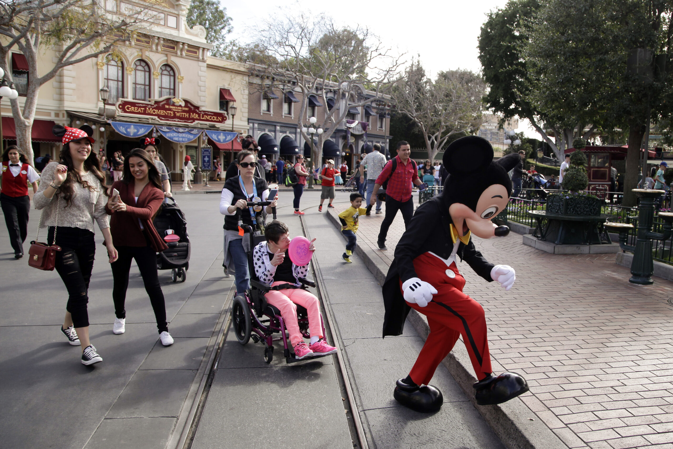Disneyland workers to vote on proposed labor deal | Inquirer