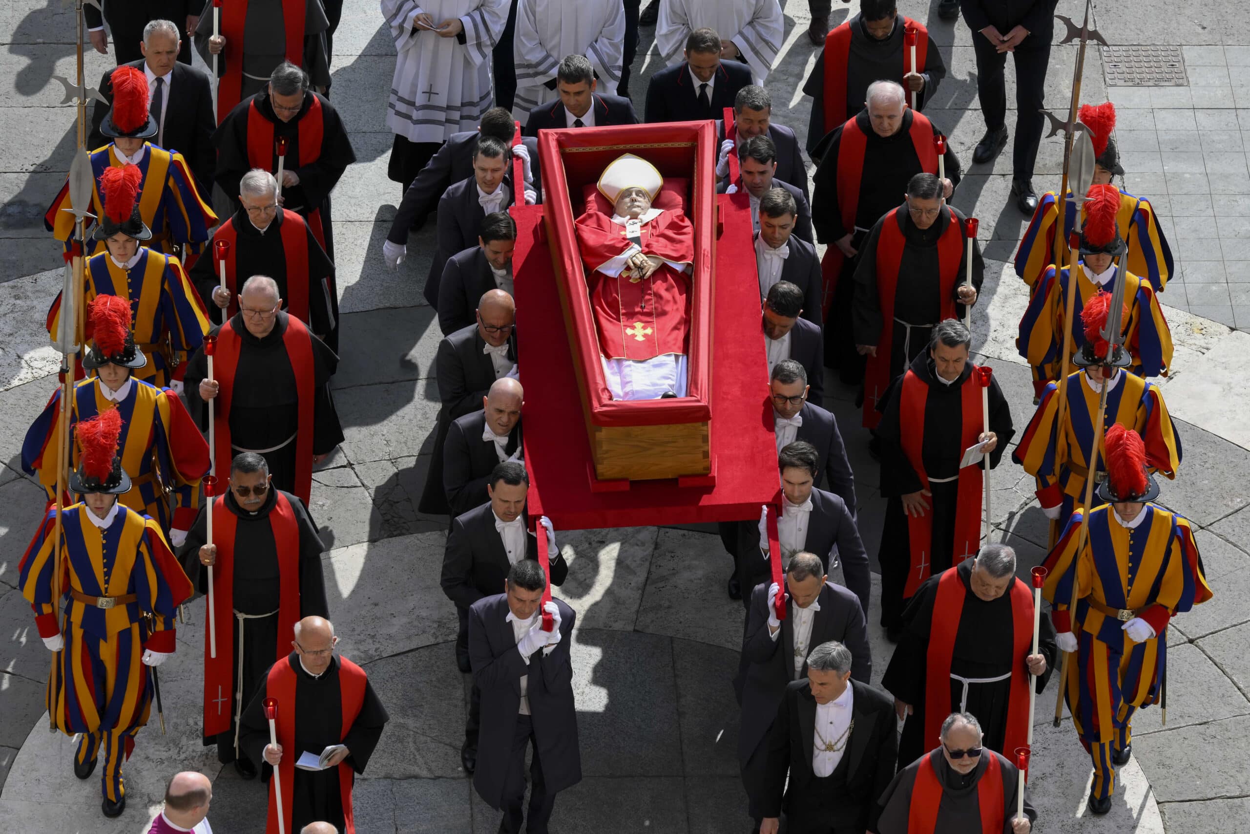Cardinal Mahony witnesses sealing of Pope Francis' coffin