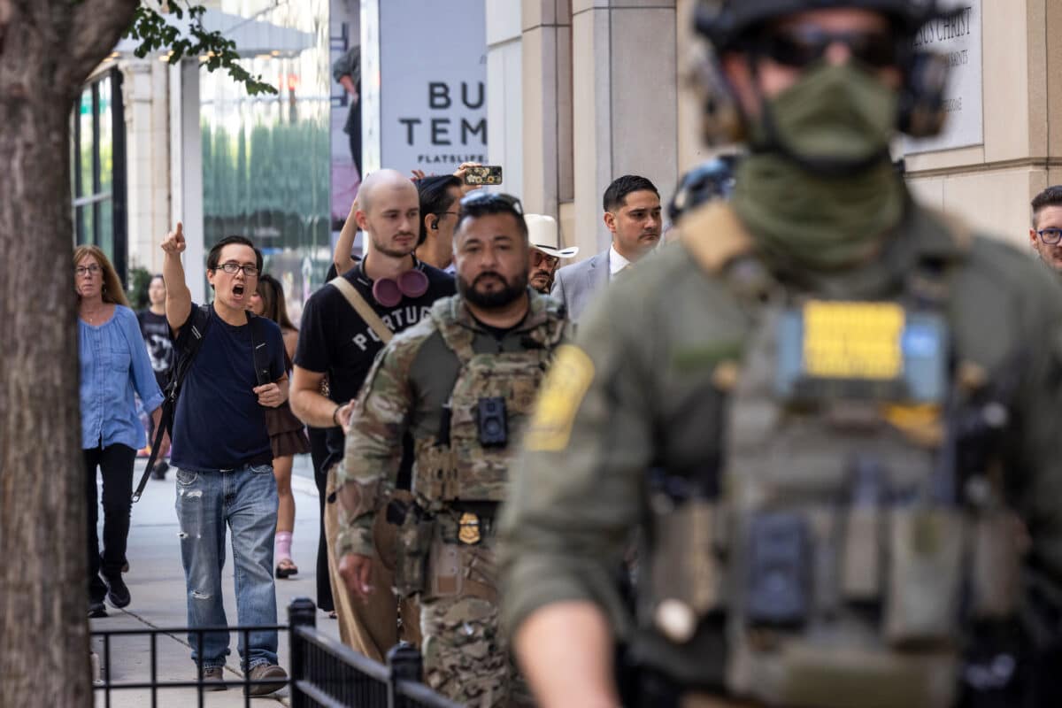 Apple and Google remove ICE-tracking apps after Trump demand