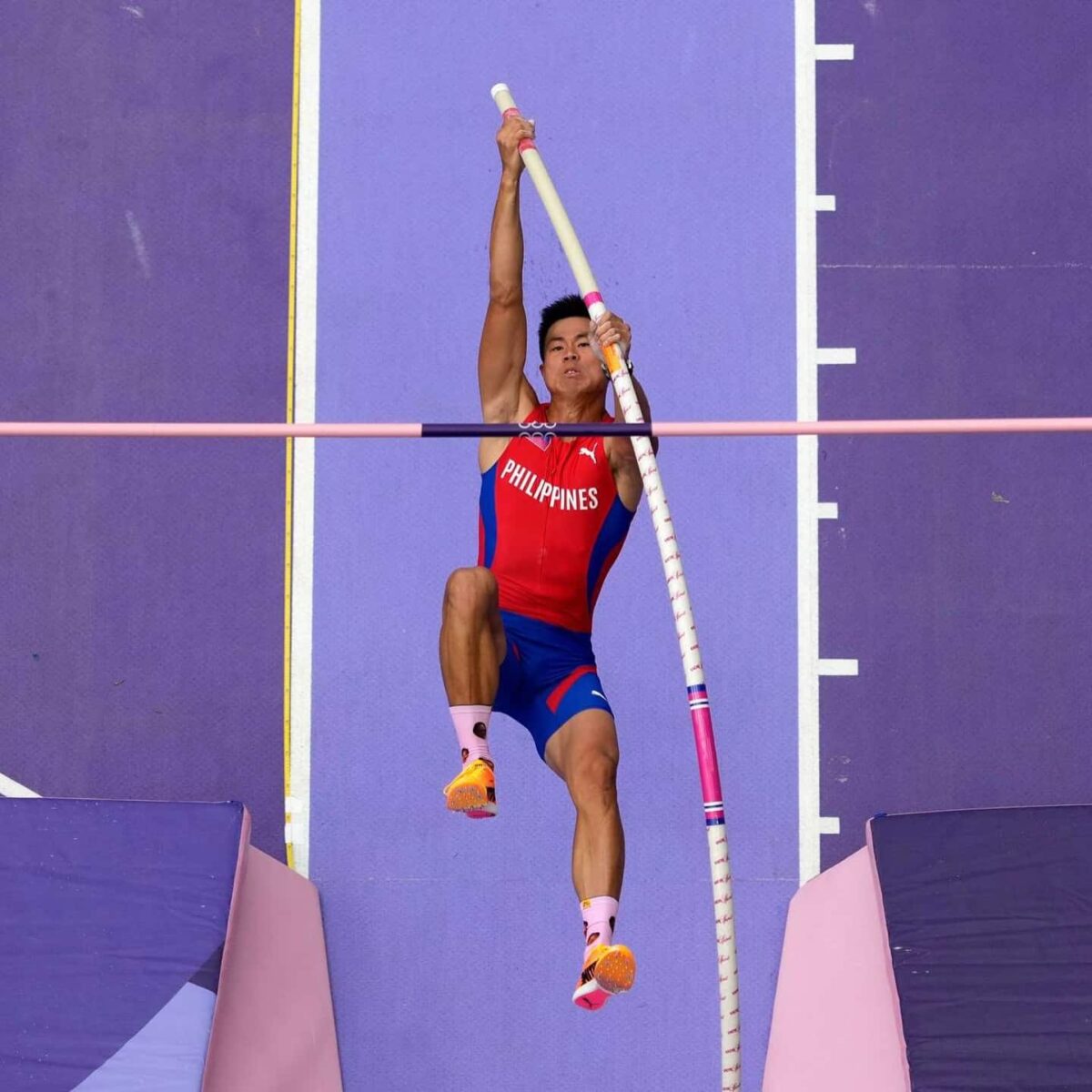 EJ Obiena slips to world No. 11 after challenging season